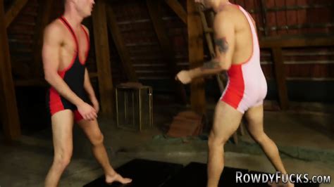 Muscly Wrestler Gets Ass Plowed