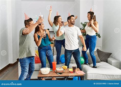 Grupo De J Venes Amigos Hispanos Cantando Canciones De Cumplea Os Usando Micr Fono En Casa Foto