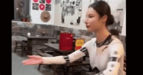 Quán lẩu nổi tiếng nhờ hotgirl robot bưng đồ phục vụ danh tính thật