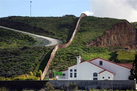 What The Us Mexico Border Wall Actually Looks Like Right Now — Quartz