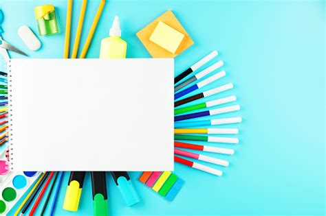 시안화 배경에 문구가 있는 학교에서 창의적인 개발을 위한 앨범 컬러 페인트 마커 브러시 및 연필 팔레트 0명에 대한 스톡 사진 및 기타 이미지 Istock