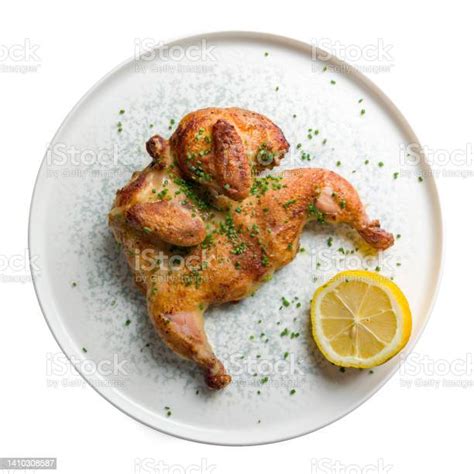 얇게 썬 녹색 양파와 레몬을 흰색 배경 상단에 분리 한 프라이드 치킨 담배 0명에 대한 스톡 사진 및 기타 이미지 0명 가금류 감자 요리 Istock