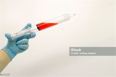 블루 의료 장갑에 있는 군의 관의 손은 혈액을 가진 큰 주사기를 보유 하 고 있습니다 고립 된 배경입니다 간호사에 대한 스톡 사진 및 기타 이미지 Istock