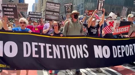 Өнгөрсөн амралтын өдрөөр АНУ даяар Д Трампын бодлого шийдвэрийг эсэргүүцсэн жагсаал зохион