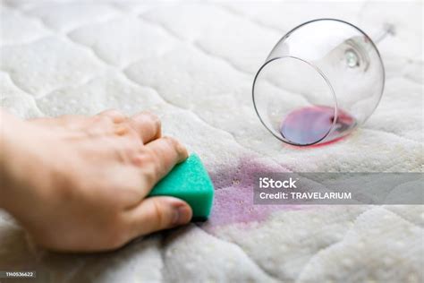 스펀지로 와인 얼룩을 청소 합니다 흰색 침대 시트에 유출 된 와인 와인 글라스를 떨어 뜨 렸 습니다 불운 불행 한 상황 가구에 대한 스톡 사진 및 기타 이미지 Istock