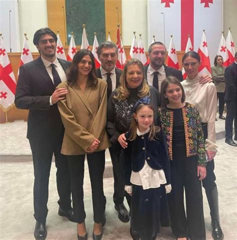 მიხეილ ყაველაშვილის ცოლი შვილები და ოჯახის სხვა წევრები კადრები ფიცის დადების ცერემონიალიდან