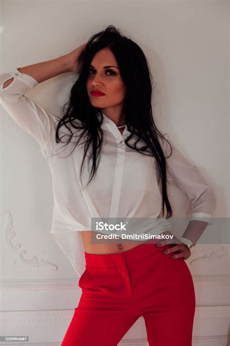 빨강과 흰색 비즈니스 옷에 아름다운 갈색 머리 여자의 초상화 3차원 형태에 대한 스톡 사진 및 기타 이미지 3차원 형태 갈색 머리 거래자 Istock