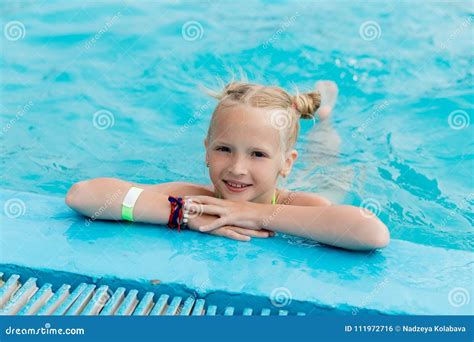 Красивая девушка в купальнике плавает в бассейне Стоковое Фото изображение насчитывающей лучи