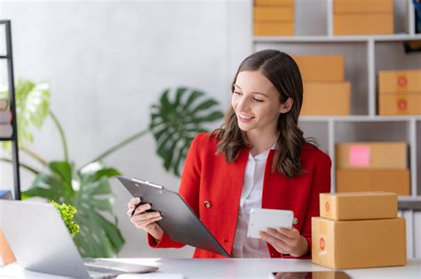 여성 전자 상거래 사업주는 고객 및 배송 확인 잔액을 위해 패키지 상자를 준비합니다 25 29세에 대한 스톡 사진 및 기타 이미지 25 29세 Po Summer In