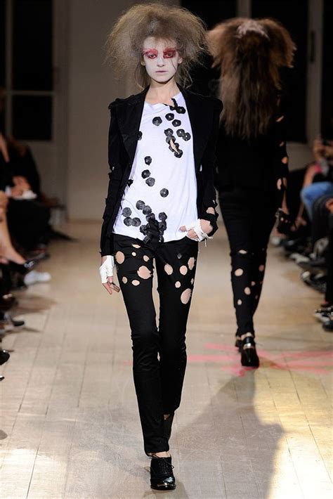 因“叛逆”遭遇破产，为什么年轻人都崇拜山本耀司？ 搜狐大视野 搜狐新闻