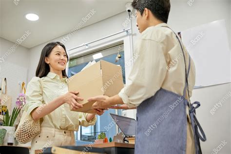 제로웨이스트 재활용 환경보호 환경보호 그린슈머 리유저블 환경보호 지속가능한생활 종이상자 이미지 Jv12375906 게티이미지뱅크