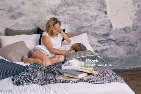 어머니와 그녀의 딸 아이 소녀 재생 및 포옹 사랑스러운 젊은 어머니는 웃고 귀여운 재미있는 아기 딸을 껴안고 집에서 함께 시간을 즐기고 있습니다 가정의 방에 대한 스톡 사진