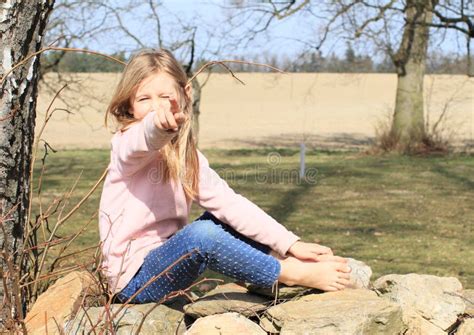 Девушка в носках на стене стоковое изображение изображение насчитывающей стена 39043541