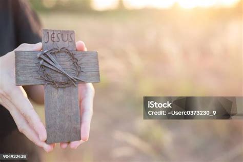 여자 손 들고 신성한 십자가 가시와 손톱의 크라운 부활절 좋은 금요일 개념입니다 예배 하나님 개념입니다 예수 그리스도 가시 못과 신성한 십자가의 크라운 가시에 대한 스톡