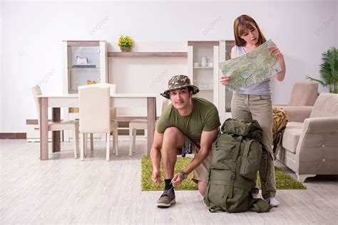 산으로 여행을 계획하는 젊은 부부 산으로 여행을 계획하는 젊은 부부 벡터 배경 및 무료 다운로드를위한 그림 Pngtree