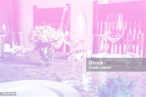 축 하 및 식탁에서 와인 잔 꽃 장식과 밝은 분홍색 파란색 그라데이션 배경에 0명에 대한 스톡 사진 및 기타 이미지 0명 가리기 가정 생활 Istock