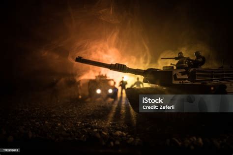 전쟁 개념 밤에 전쟁 안개 하늘 배경에 장갑 차량 실루엣 전투 장면입니다 싸울 준비가 된 미국 전차 육군에 대한 스톡 사진 및 기타 이미지 Istock