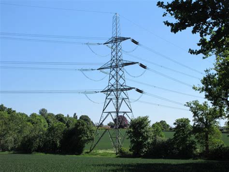 Balfour Beatty L6 D30 Pylon Hitchin © Daniel Beardsmore Geograph