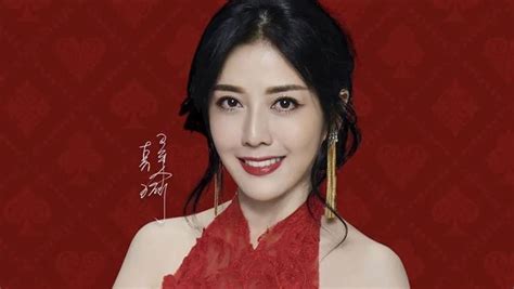 戲劇女神韓瑜拜年辣裸香肩 胸前紅包遮不住豪放「長輩」 娛樂星聞