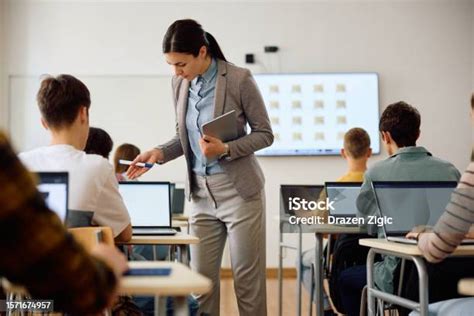 고등학교 교사는 교실에서 컴퓨터 수업 중에 학생에게 E러닝을 돕습니다 고등학교에 대한 스톡 사진 및 기타 이미지 고등학교 공부 공학 Istock