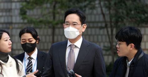 서울중앙지법으로 들어가는 이재용 삼성전자 회장