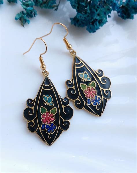 Vintage Jewelry 西洋古董飾品 黑底花卉 景泰藍 耳勾 針式耳環 老時光角落｜耳環耳夾耳骨夾人氣榜 Pinkoi