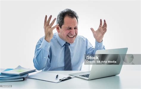화가 좌절 중년 사업가는 성인 인식및 기술의 사용 초과 근무 흰색 배경에 고립 된 직장 개념에서 스트레스에 노트북화가 책상에서 과로 40 49세에 대한 스톡 사진 및 기타