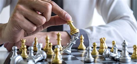 플레이어와 금과 은 체스 성공을 위한 전략 계획에 경쟁에서 체스 그림을 이동 하는 사업가의 손 승리 결정에 대한 스톡 사진 및 기타 이미지 Istock