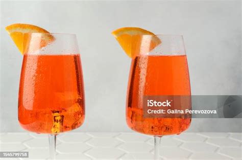 Aperol은 흰색 배경에 유리잔에 식전주 프로세코 얼음 오렌지 조각을 곁들인 추운 여름 칵테일을 뿌립니다 텍스트 공간 복사 0명에 대한 스톡 사진 및 기타 이미지 Istock