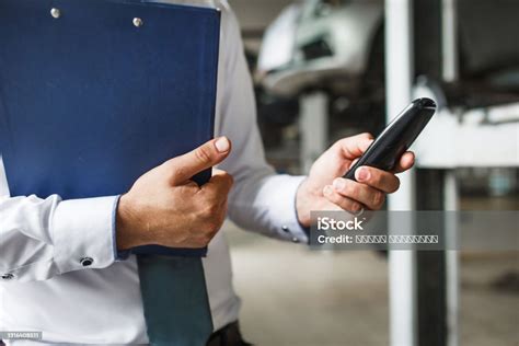 수리 및 유지 보수를 기록하기위한 태블릿과 자동차 주유소에서 마스터 접수 수리 공간 전화 상담 진단 자동차 유지 보수 복사 공간