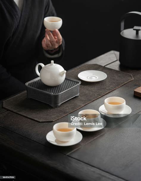 손은 주전자에서 차를 테이블 위의 컵에 붓고 있으며 차의 이미지는 사진을 고용합니다 Pu Erh에 대한 스톡 사진 및 기타 이미지 Pu Erh 녹차 다도 Istock