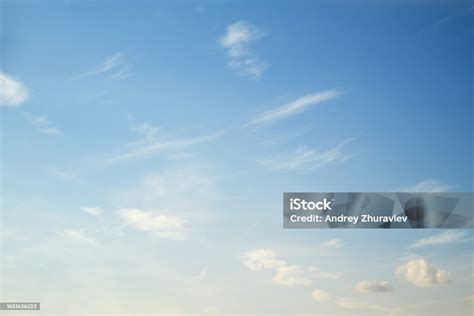 적운 구름이 푸른 하늘에 흩어져 하늘의 아름다움을 더했습니다 경관에 대한 스톡 사진 및 기타 이미지 경관 구름 구름 풍경 Istock