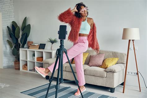 집에서 전화 카메라로 춤추는 비디오를 만드는 아름다운 아프리카 여성의 전체 길이 개성 개념에 대한 스톡 사진 및 기타 이미지 개성 개념 동작 활동 라이브 방송