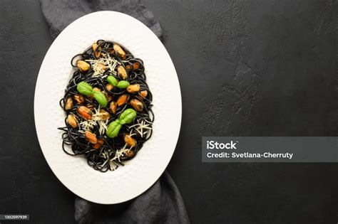 블랙 파스타 스파게티 오징어 잉크와 검은 색 흰색 접시에 홍합 맨 위 보기입니다 공간을 복사합니다 0명에 대한 스톡 사진 및 기타 이미지 Istock