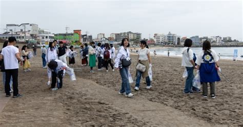 제주 찾은 日 관광객들 슈퍼주니어 Dande와 ‘플로깅투어