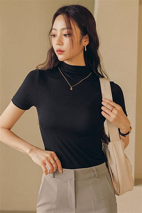 커먼유니크 심플한 디자인의 자체제작 하프 넥 티셔츠👕 잔잔한 골지 패턴으로 슬림한 실루엣 완성😘