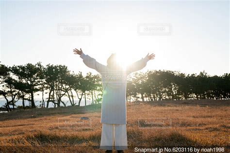 太陽を浴びる女性の写真画像素材 6203116 Snapmartスナップマート