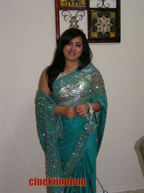 Beautiful Muslim Girls Desi Aunties Hot Cleavage Show In Transperant Saree