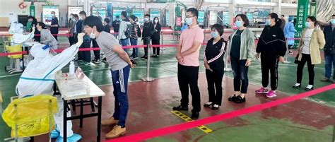 我校有序组织全校教职工和暑期留校学生开展全员核酸检测防控