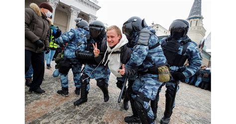НПО та Над 700 задържани в Русия при протести срещу мобилизацията