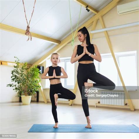 젊은 아름다운 여자 요가 트레이너와 어린 소녀 학생 Vrikshasana 운동 나무 포즈를 수행 20 29세에 대한 스톡 사진 및 기타 이미지 Istock