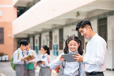 老师与学生课间讨论问题高清图片下载 正版图片501379407 摄图网