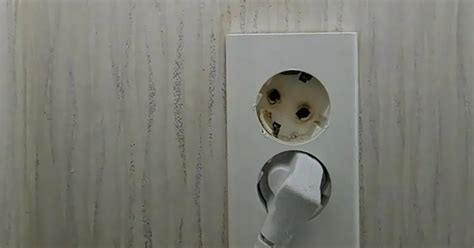 너무 오래된 구축 아파트라 에어컨 콘센트와 배선 관련 문제가 너무 많았습니다 콘센트가 늘어붙고 차단기가 내려갔거든요 배전반과 더불어 해당 문제들을 꼼꼼하게 다 해결해