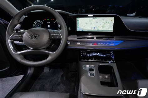 확 바뀐 더 뉴 그랜저 센터페시아 뉴스1