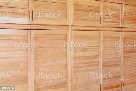 고전적인 소박한 스타일에 현대적인 나무 캐비닛입니다 옷장의 경우 셔터 판자 문의 세부 사항입니다 국가 집 인테리어 0명에 대한 스톡 사진 및 기타 이미지 Istock