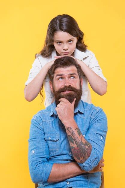 Pai E Filha Feliz Se Divertindo Com O Conceito De Prenthood Foto Premium