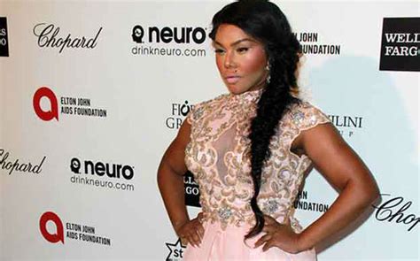 5 Artis Muda Terkenal Yang Berparas Tua Cerita Unik