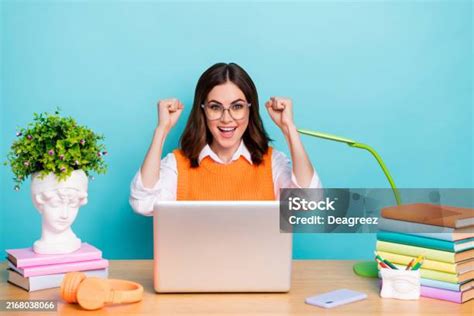 너무 기뻐하는 지적인 아가씨 트렌디 한 옷 주먹 손 만세 예 완료 된 수업 완료 작업 청록색 배경에 고립 된 사진 20 24세에 대한 스톡 사진 및 기타 이미지 Istock