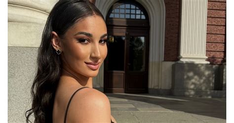 Златното момиче Ева Брезалиева показа СЕКСИ КРАК на бала