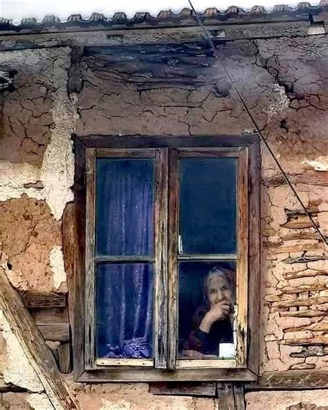 Смях Прозорчето на баба Докрай докато баба още е тука прозорчето й с трепет ще мъждука С